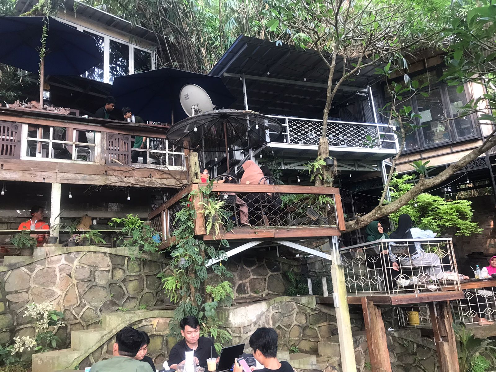 Berkunjung ke ‘Rumah Go To Allah’ Dik Doank – jojoraharjo.com